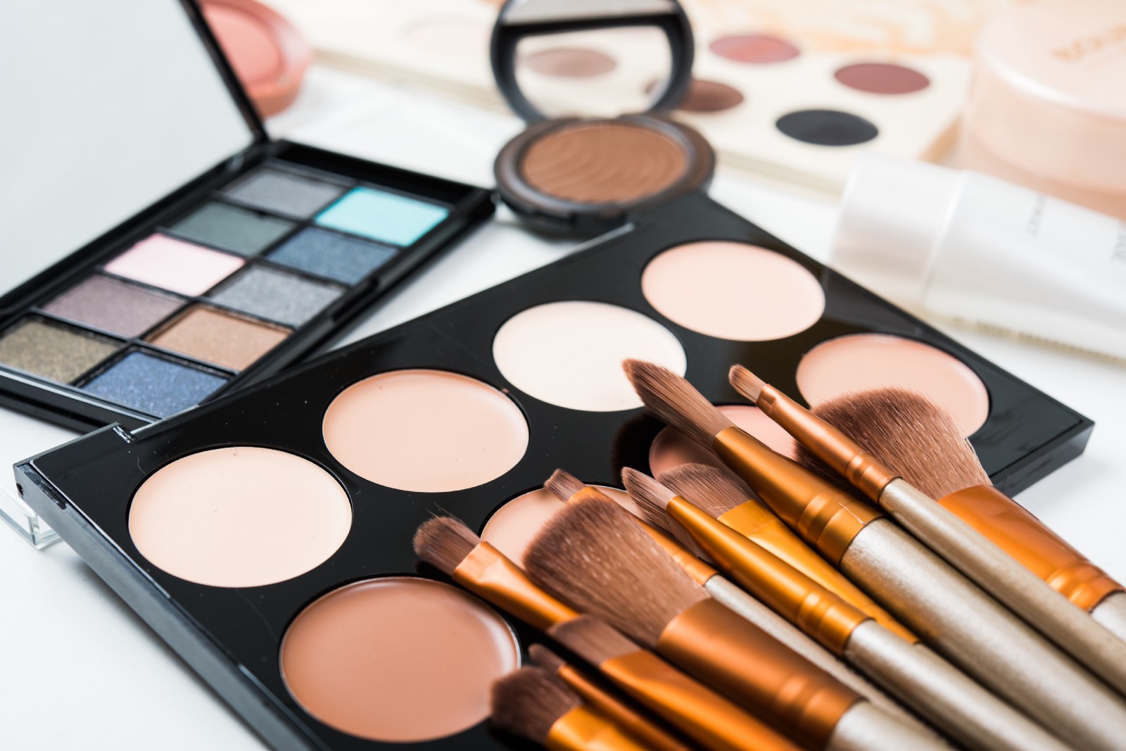 How do you become a MUA?